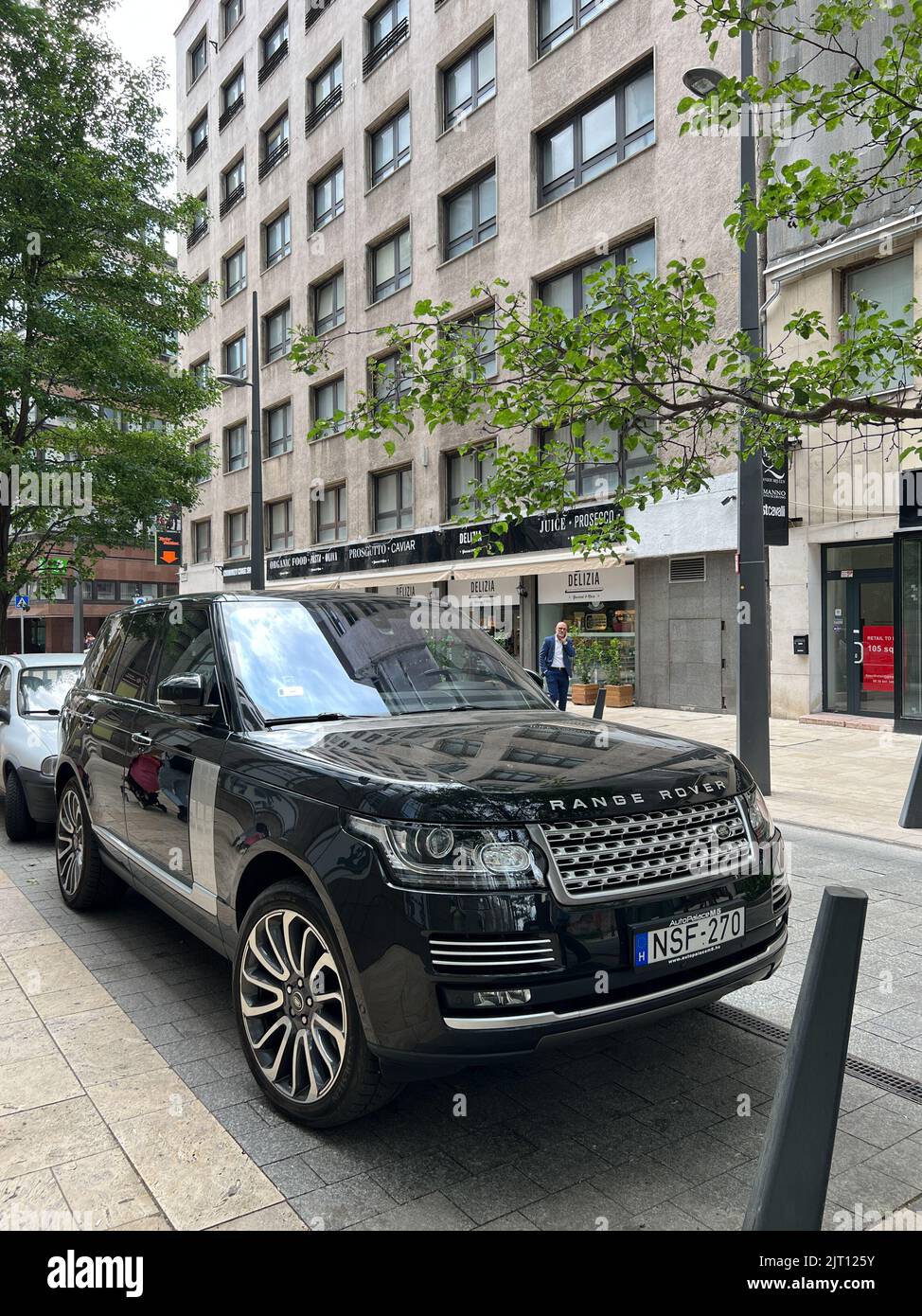 The range rover building hi-res stock photography and images - Alamy