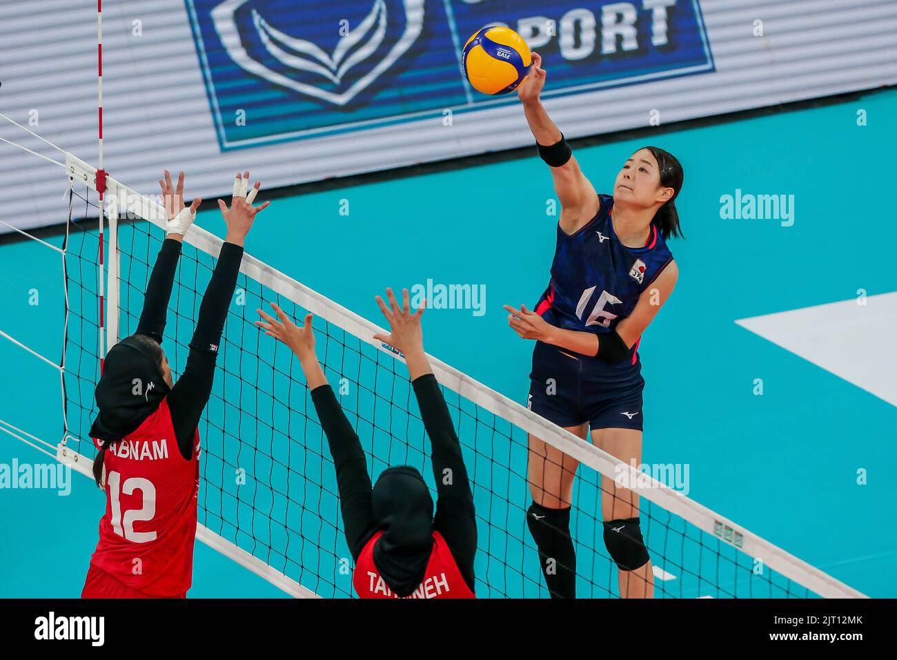 Pasig City, Philippines. 27th Aug, 2022. Japan's Nakagawa Miyu (R ...