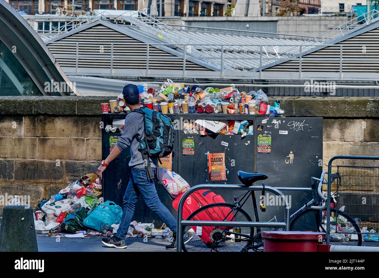 Edinburgh Scotland, UK 27 August 2022. Bins overflow with litter in the ...
