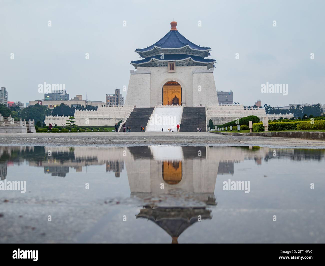 Evening view of the National Chiang Kai-shek Memorial Hall at Taipei ...