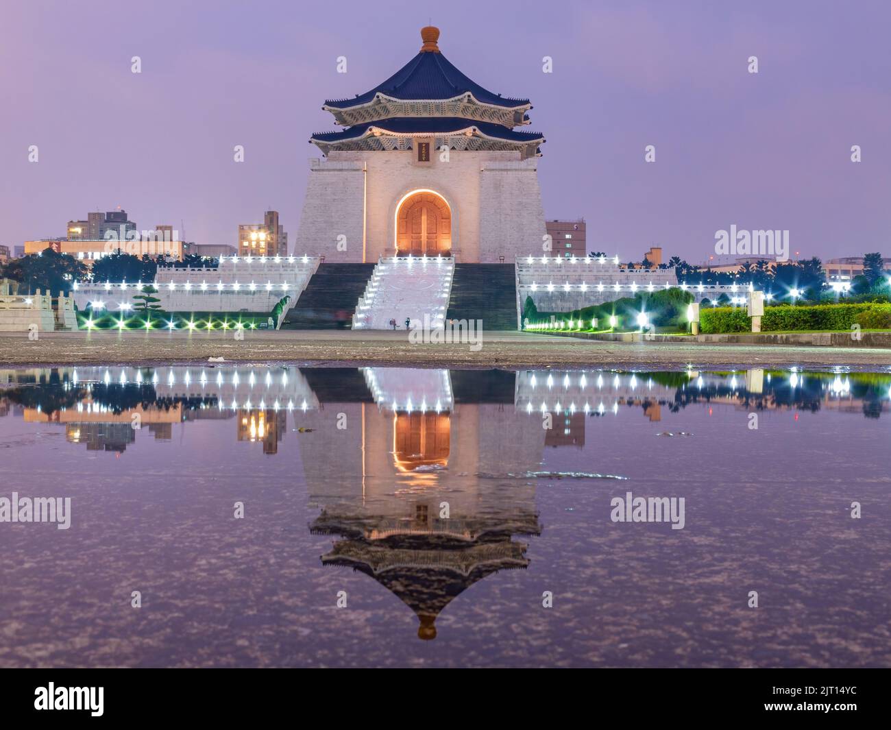 Evening view of the National Chiang Kai-shek Memorial Hall at Taipei ...