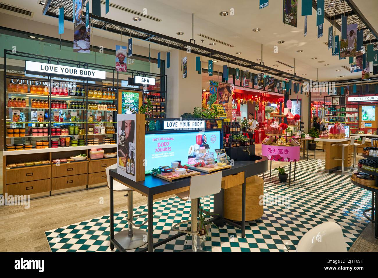 Body shop retail outlet hi-res stock photography and images - Alamy