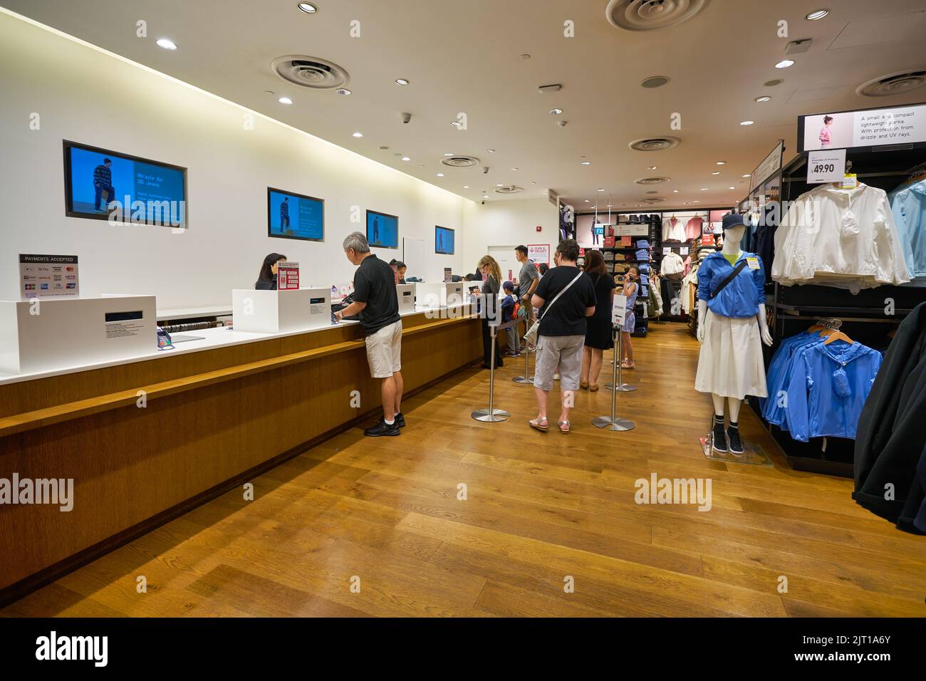 Uniqlo store line 2020 hi-res stock photography and images - Alamy