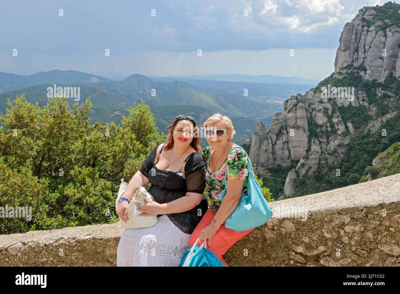Sitting on parapet hi-res stock photography and images - Alamy