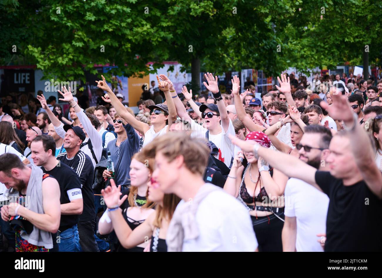 Berlin, Germany. 27th Aug, 2022. People dance to the techno parade ...
