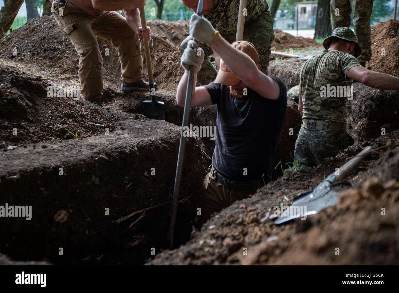 Ukrainian soldiers dig trenches as the frontline continues to move in ...