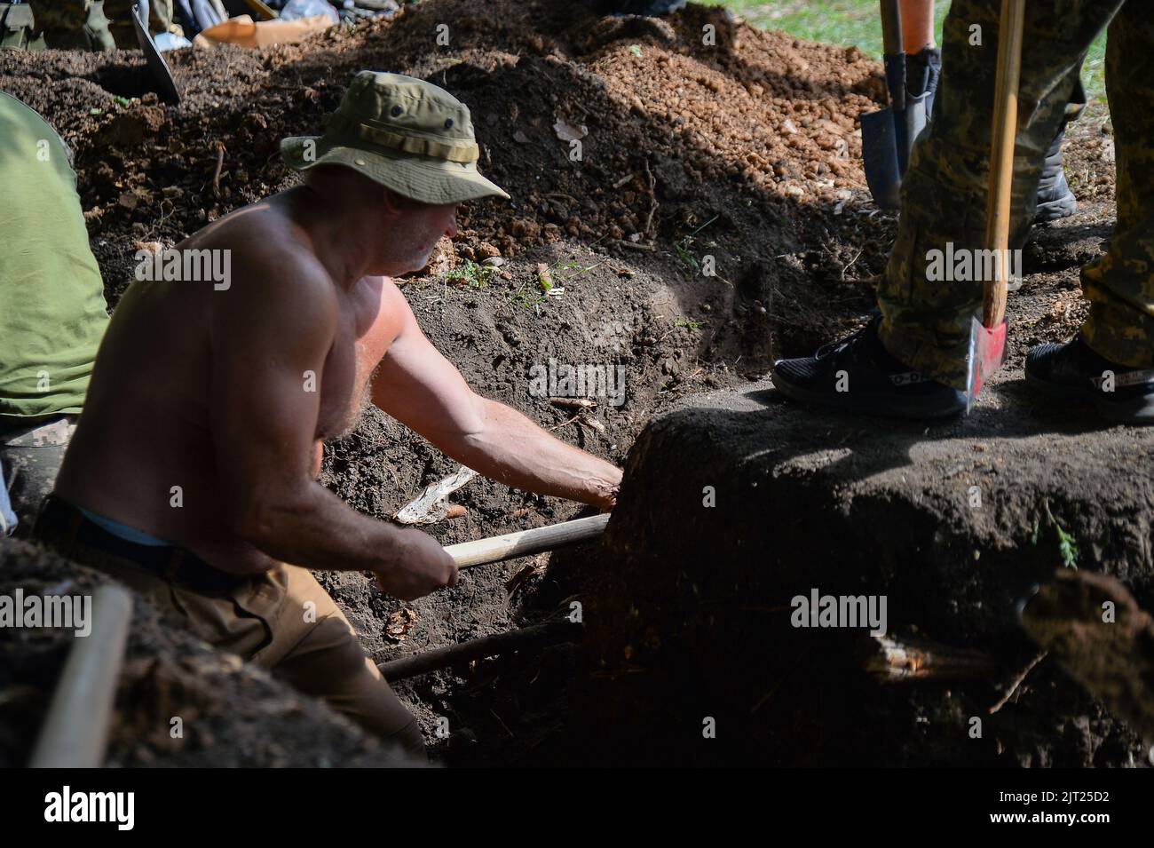 Ukrainian soldiers dig trenches as the frontline continues to move in ...