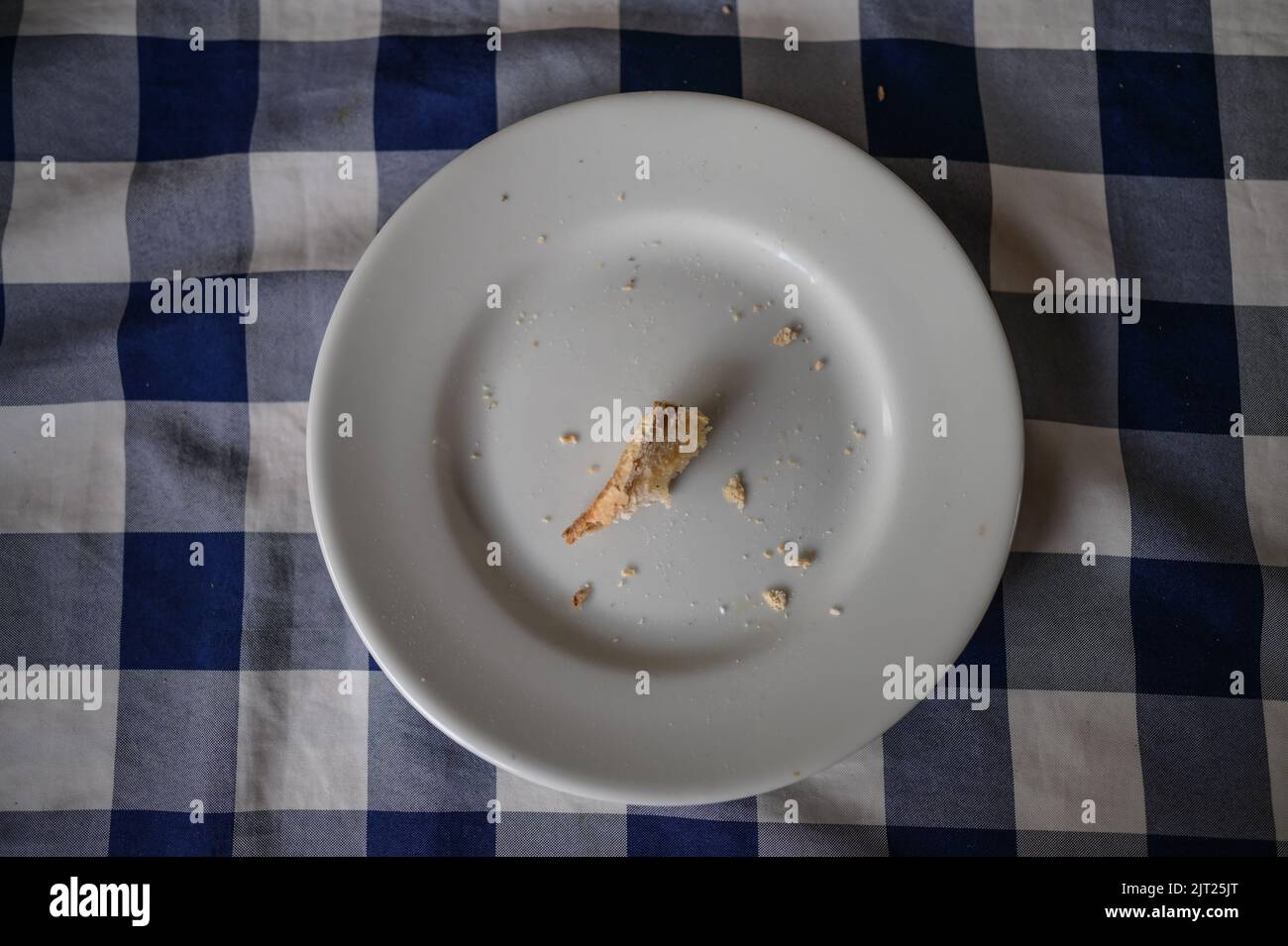 Empty plate with bread combs on restaurant table Stock Photo - Alamy