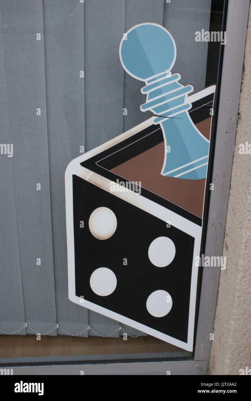 Dessin mural, un dé et un pion d'échecs, France Stock Photo - Alamy