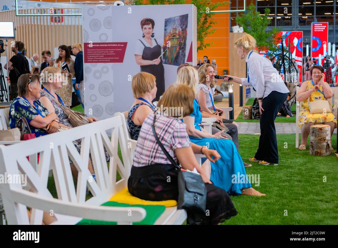 Woman speaking conference podium hi-res stock photography and images ...