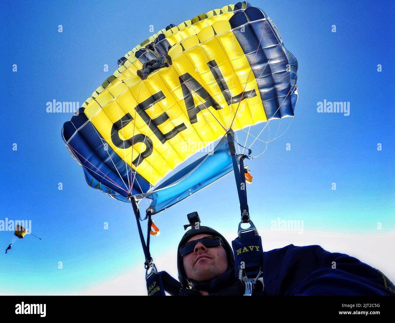 Training Demonstration by U.S. Navy Parachute Team ''The Leap Frogs ...