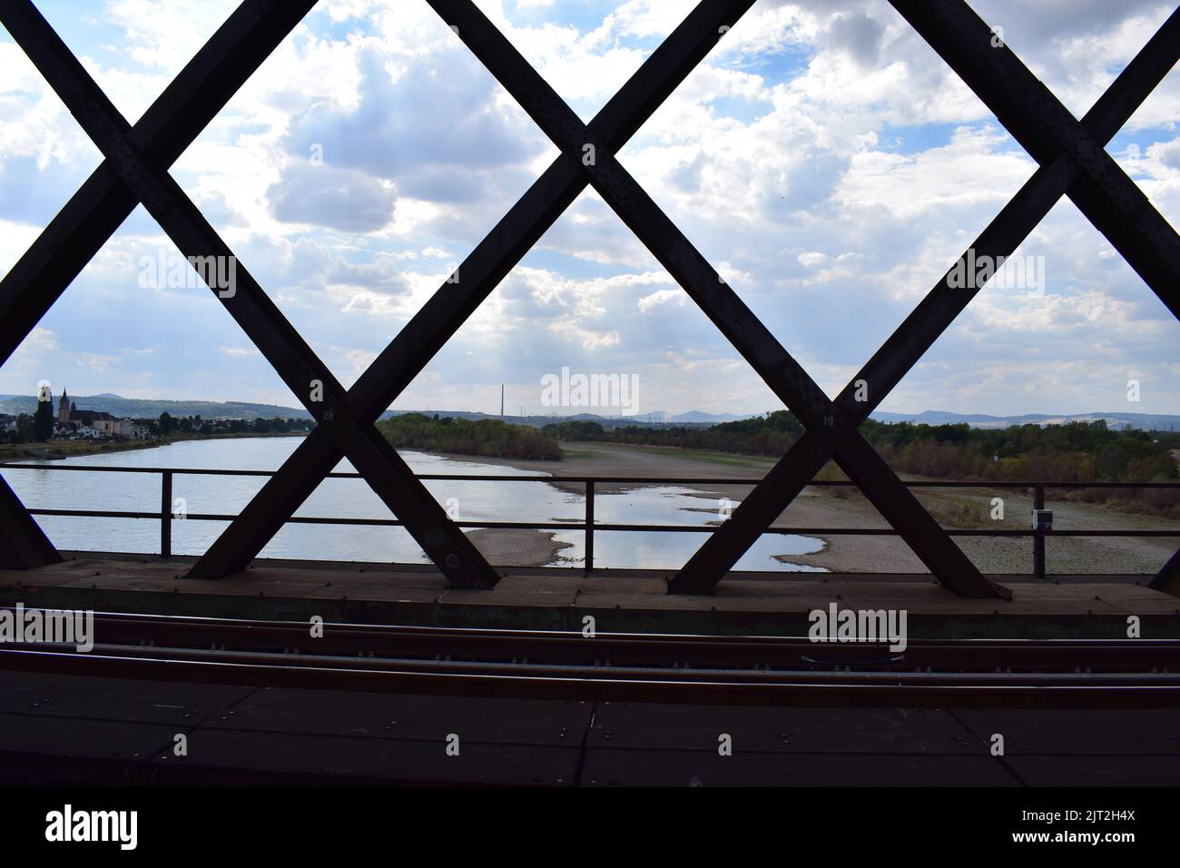 drought in Germany seen from a railroad bridge, Niedrigwasser im Rhein ...