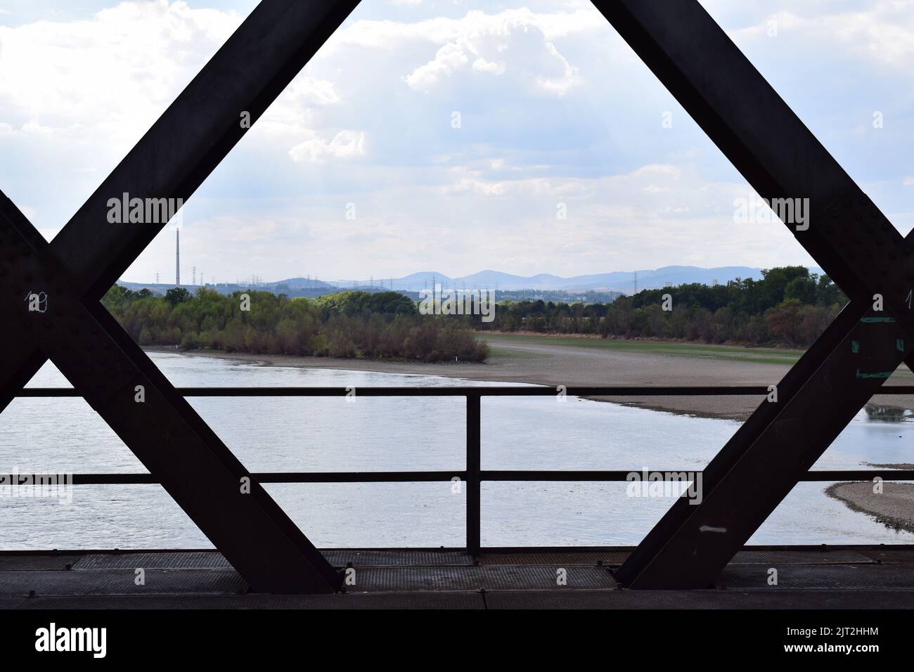 drought in Germany seen from a railroad bridge, Niedrigwasser im Rhein ...