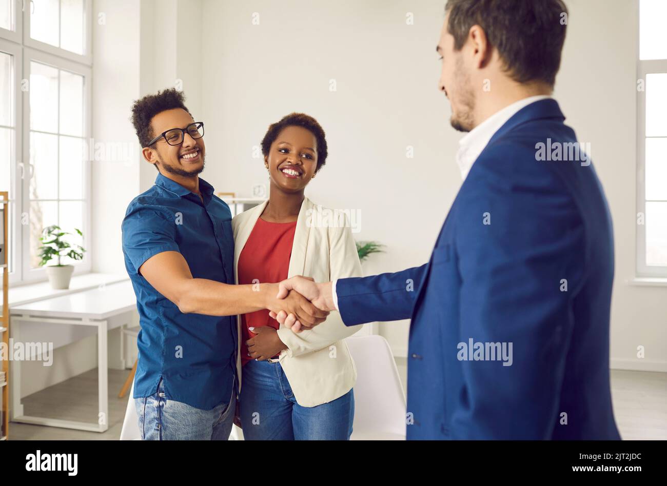 Insurance agent couple hi-res stock photography and images - Alamy