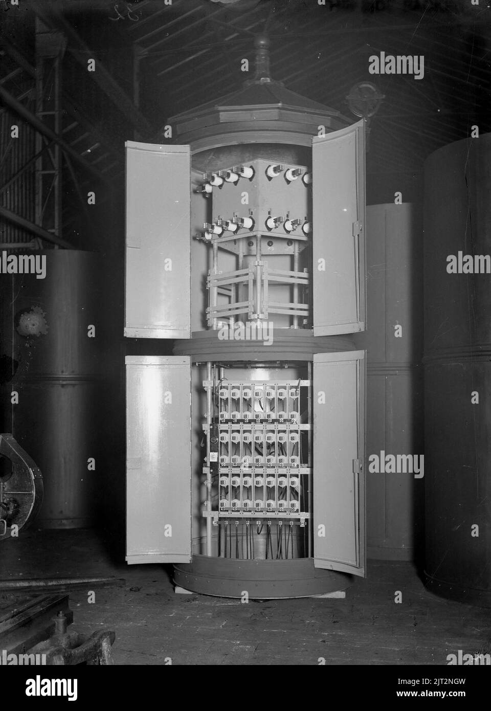 Transformatorzuil voor Maastricht in opbouw in de Grote Hal van de ...