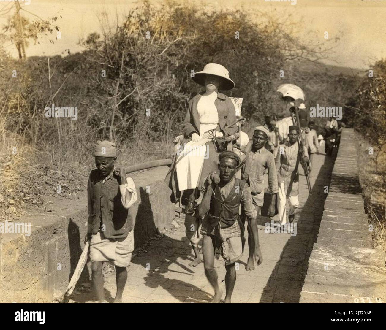 Traveling in a sedan chair Stock Photo - Alamy