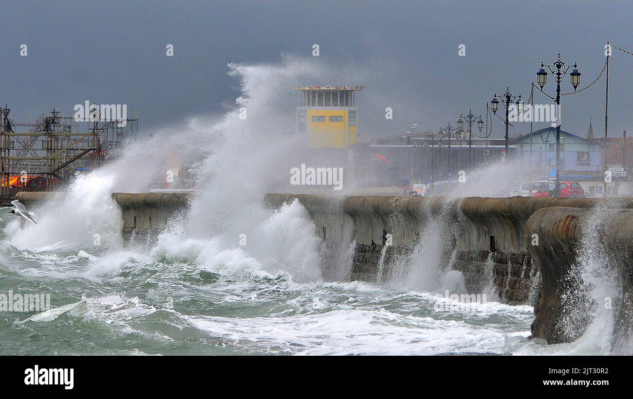 THE GALE FORCE WINDS AT SOUTHSEA MEANT A HARROWING CROSSING TO THE ISLE ...