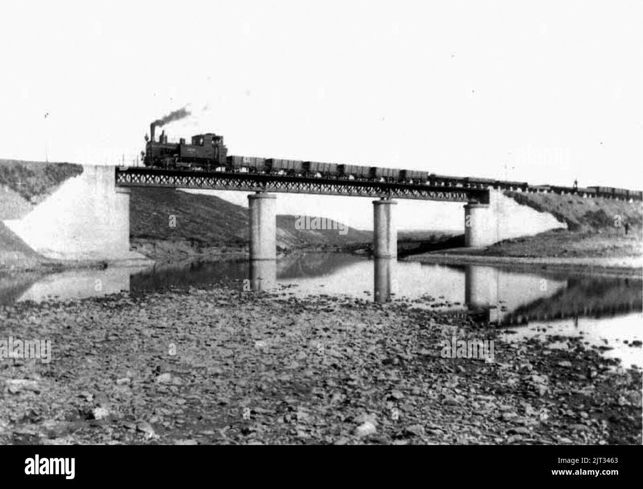 Tren sobre Puente Pizana big Stock Photo - Alamy