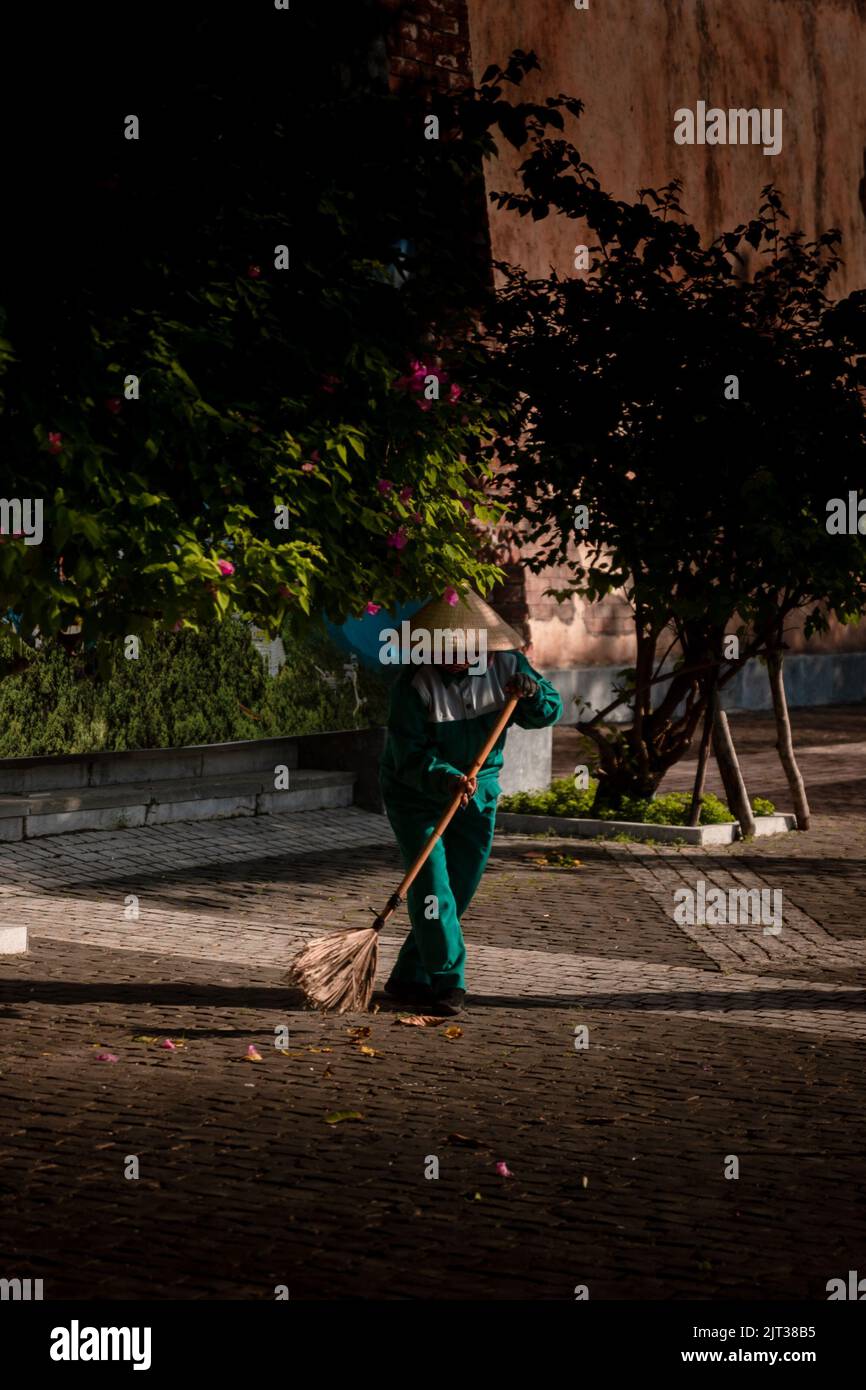 Night cleaning worker hi-res stock photography and images - Alamy