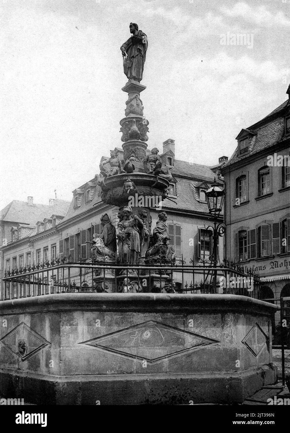 Trier, Petersbrunnen auf dem Hauptmarkt Charles Bernhoeft Stock Photo ...