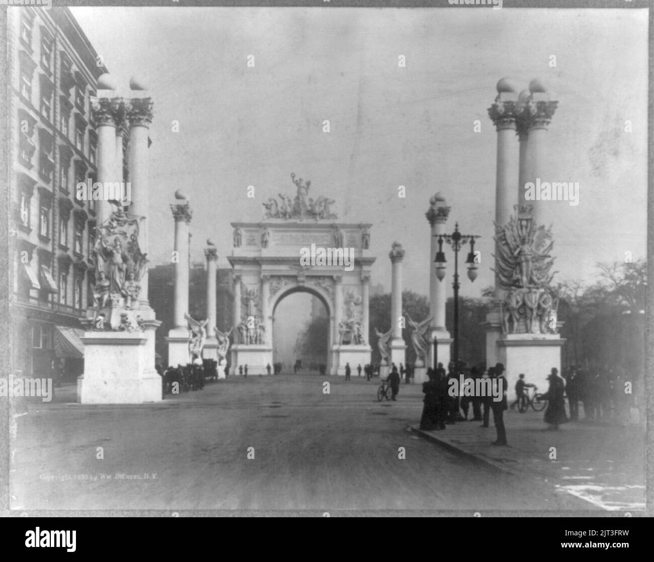 Triumphal arch celebrating hi-res stock photography and images - Alamy