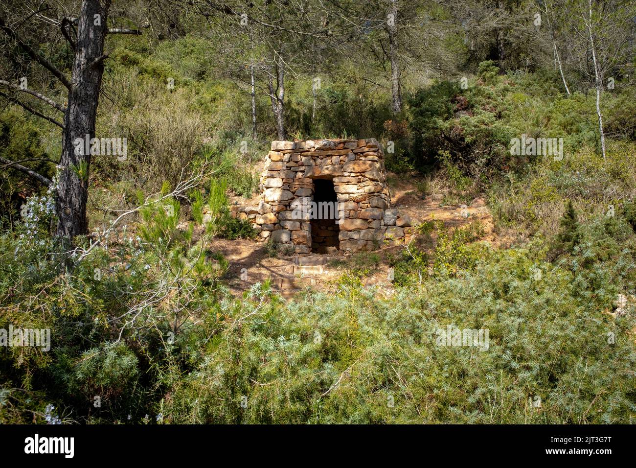 A stone hut in southern France scrubland with no people Stock Photo - Alamy