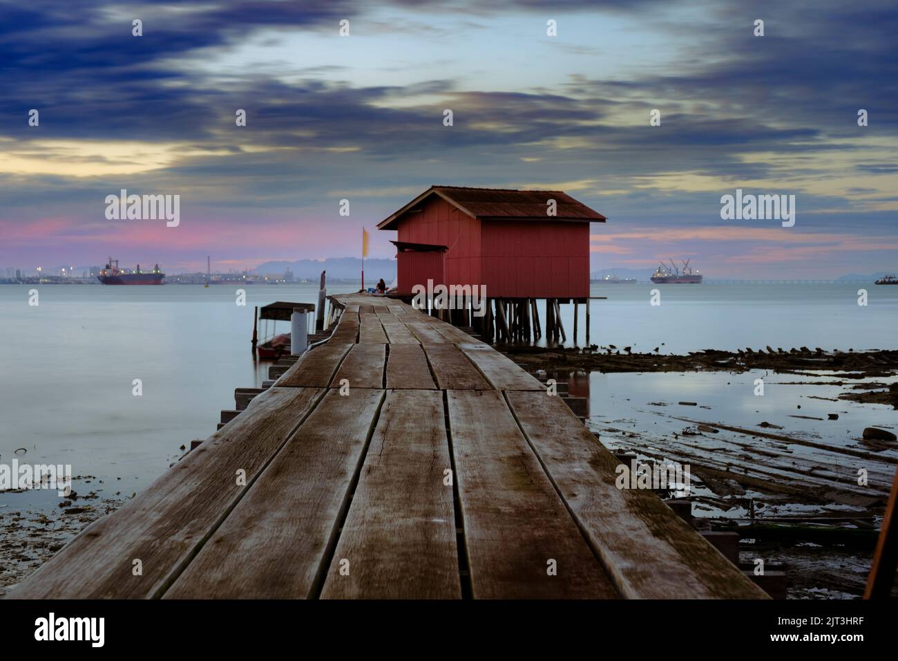 Cloudy sunrise at tan jetty, slithering of red wave forum the sun ...