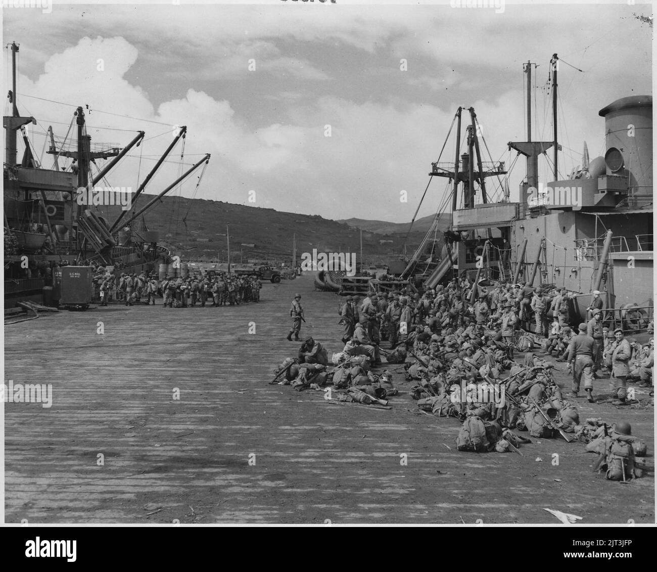 Troops loading on transports hi-res stock photography and images - Alamy