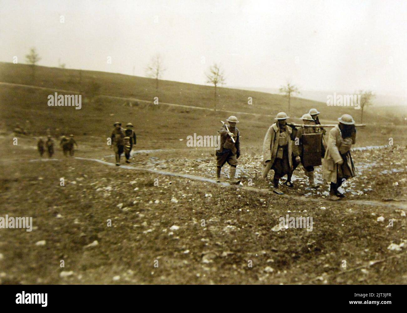 Troops of 385th Infantry, 90th Division carrying food to front WWI ...