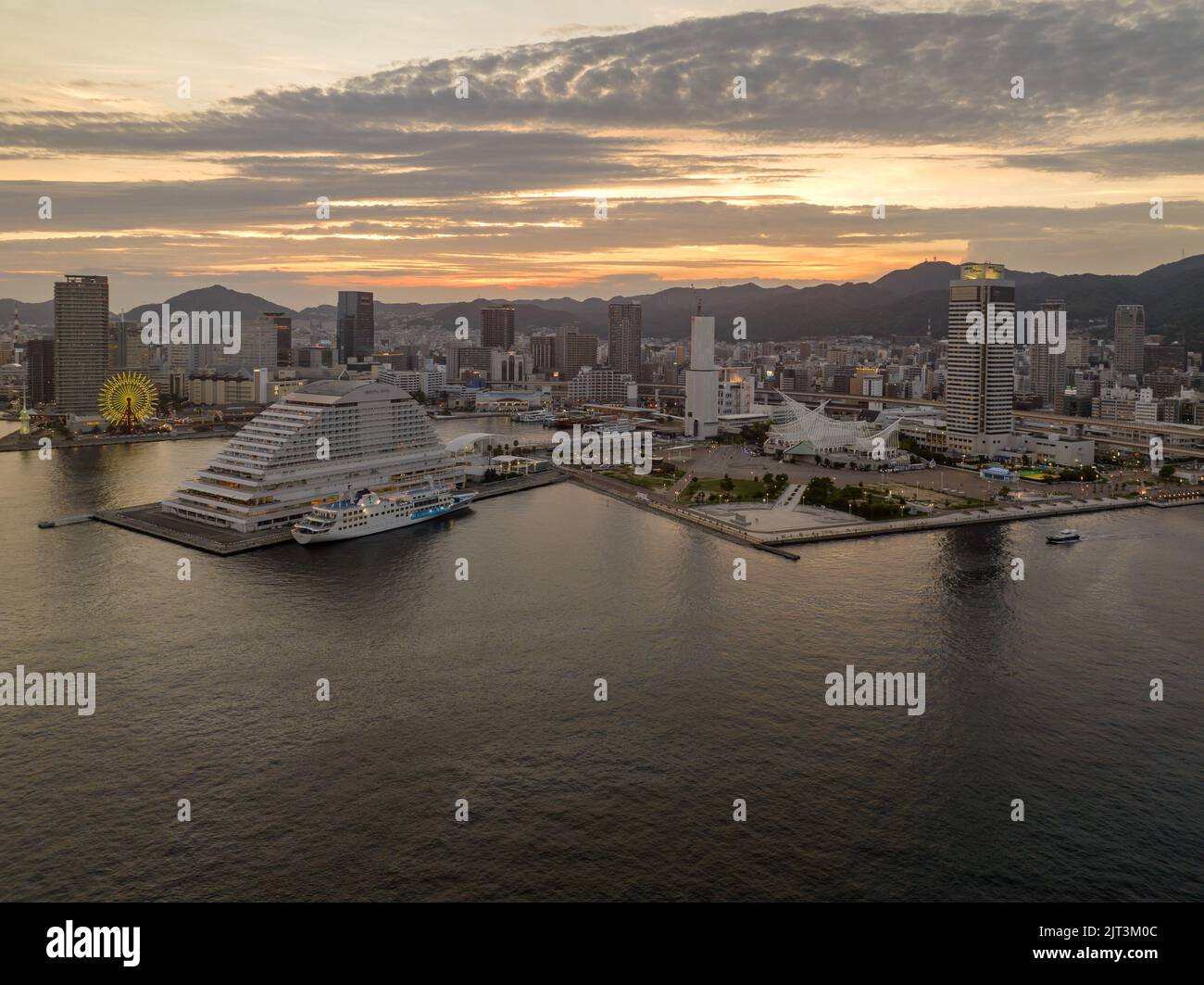 Quiet waterfront along Merikan Park and downtown Kobe City at sunset ...