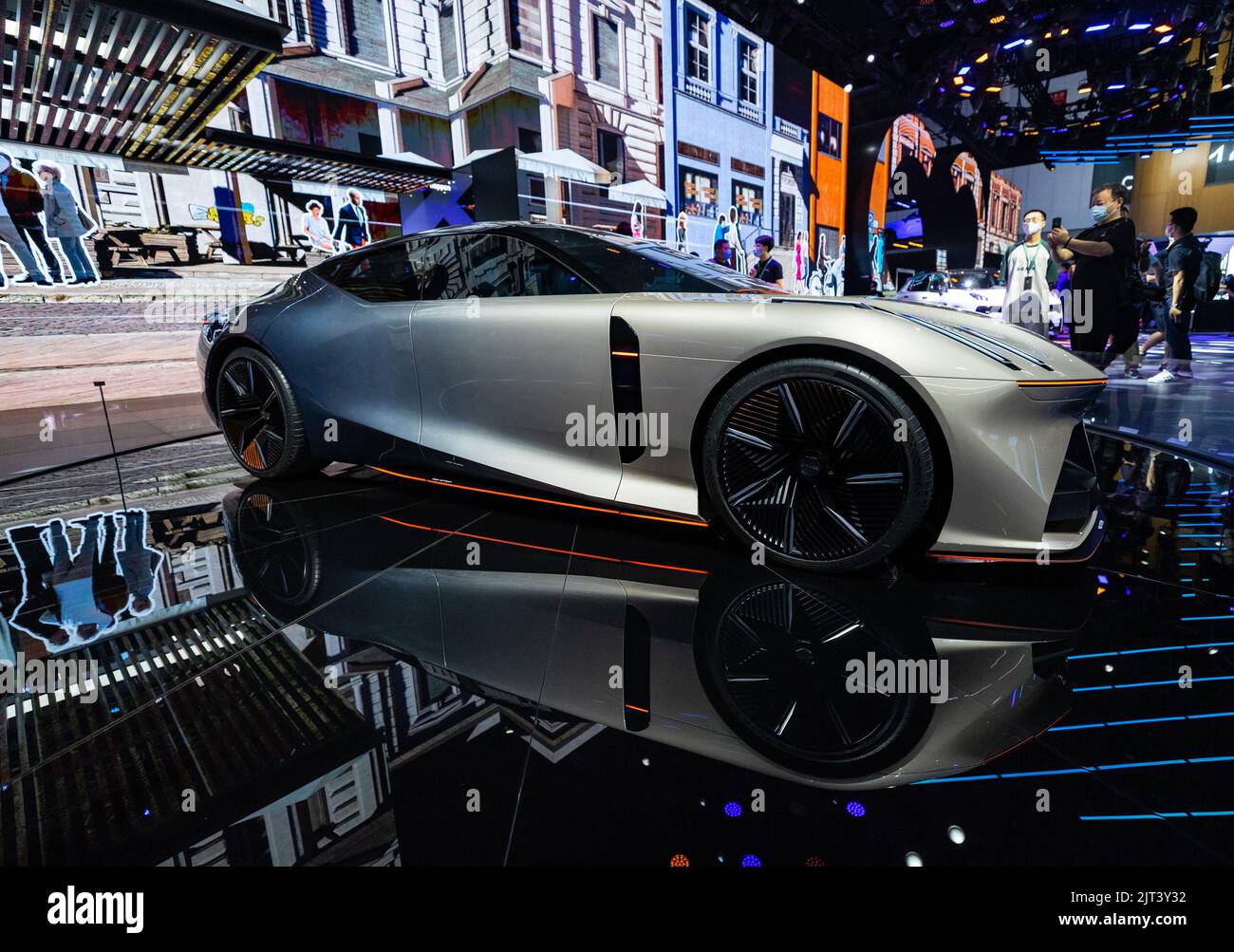 (220828) -- CHENGDU, Aug. 28, 2022 (Xinhua) -- Visitors view a Lynk ...