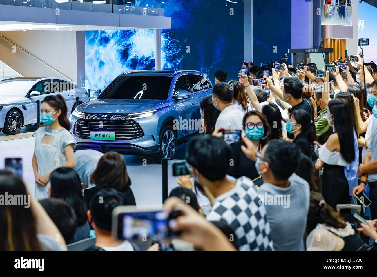 (220828) -- CHENGDU, Aug. 28, 2022 (Xinhua) -- Visitors take photos of ...