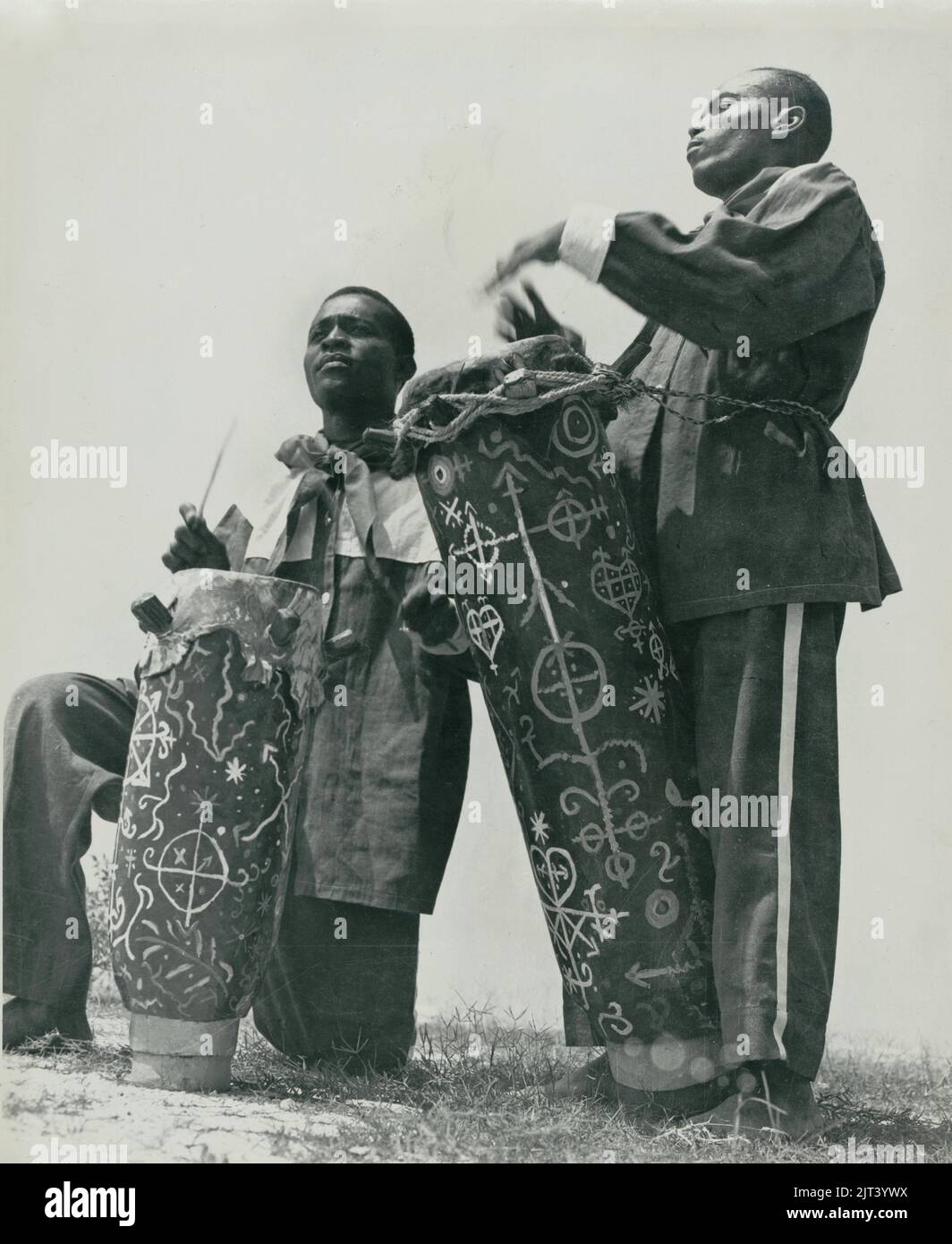 Haitian men playing drums hi-res stock photography and images - Alamy