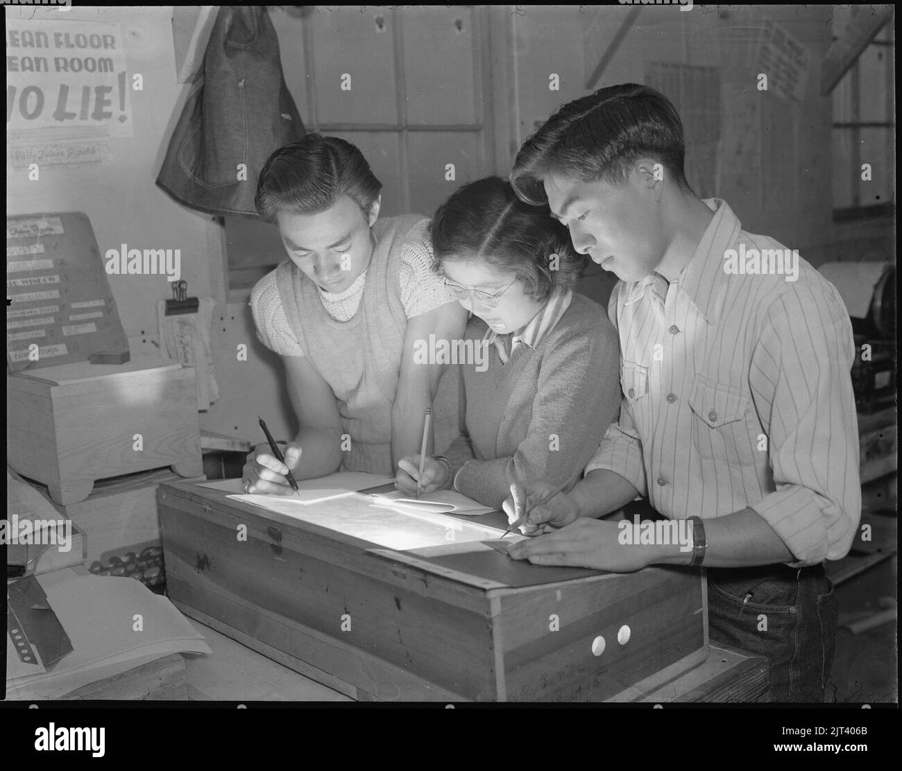 Tule Lake Relocation Center, Newell, California. Evacuee artists who ...