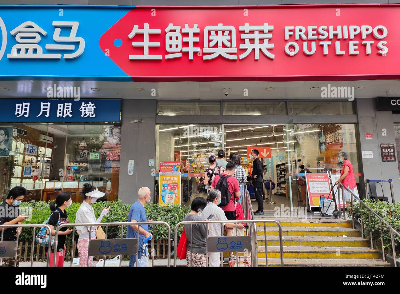 A queue of hundreds of meters stands in front of a Hema "FRESHIPPO ...