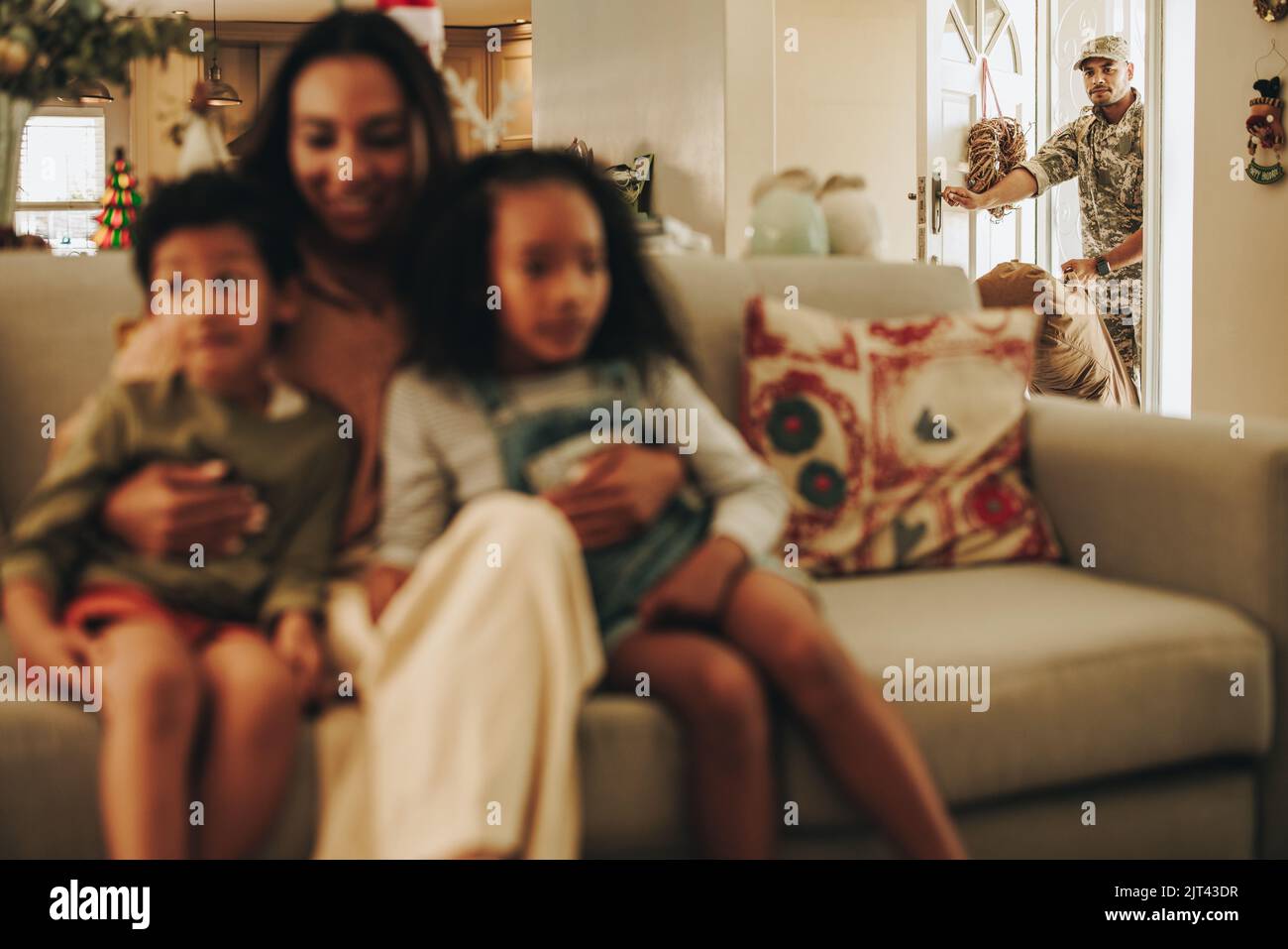 Man returning home to wife and children hi-res stock photography and ...