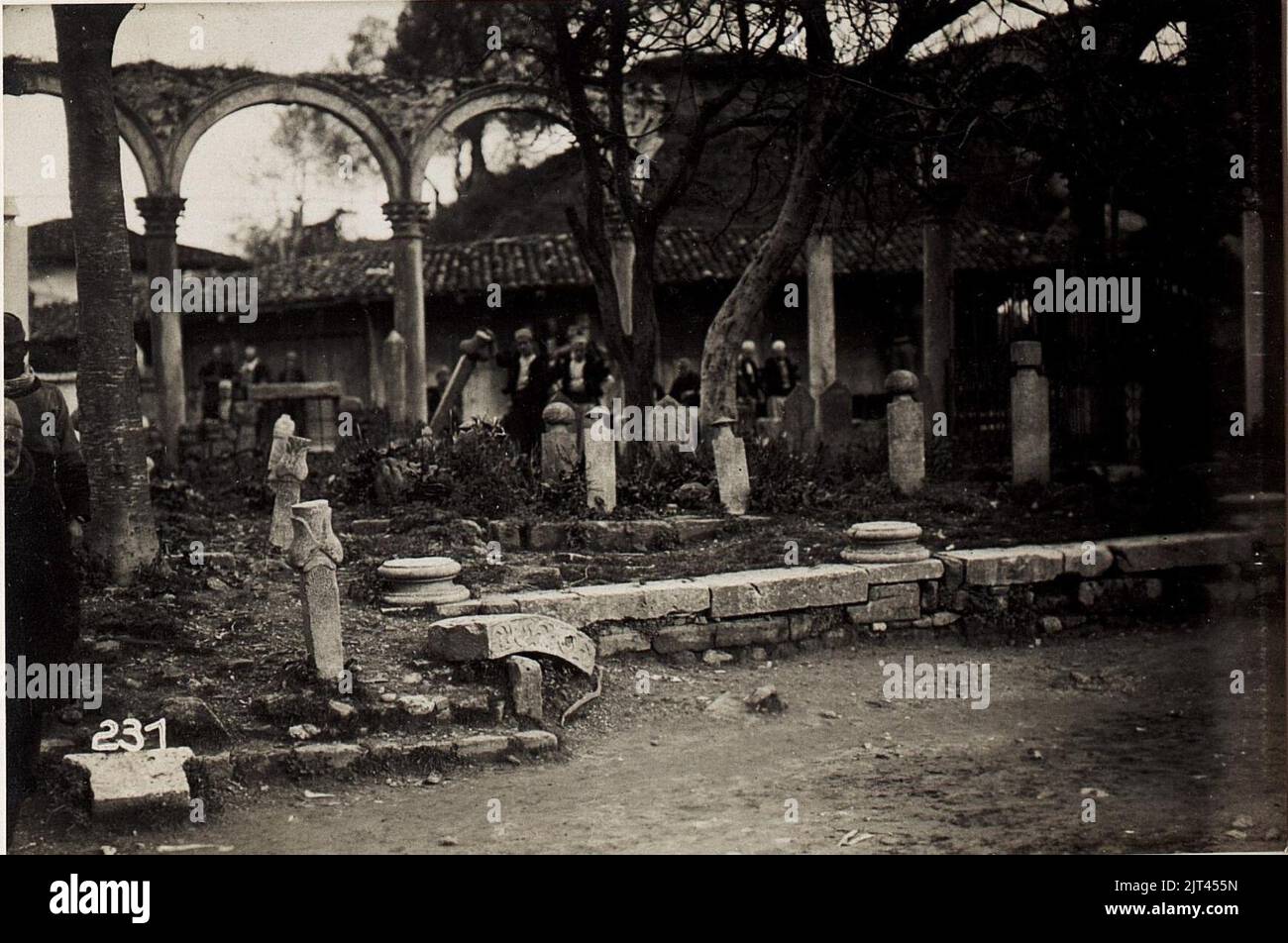 Türkischer Friedhof in Kavaja Stock Photo - Alamy