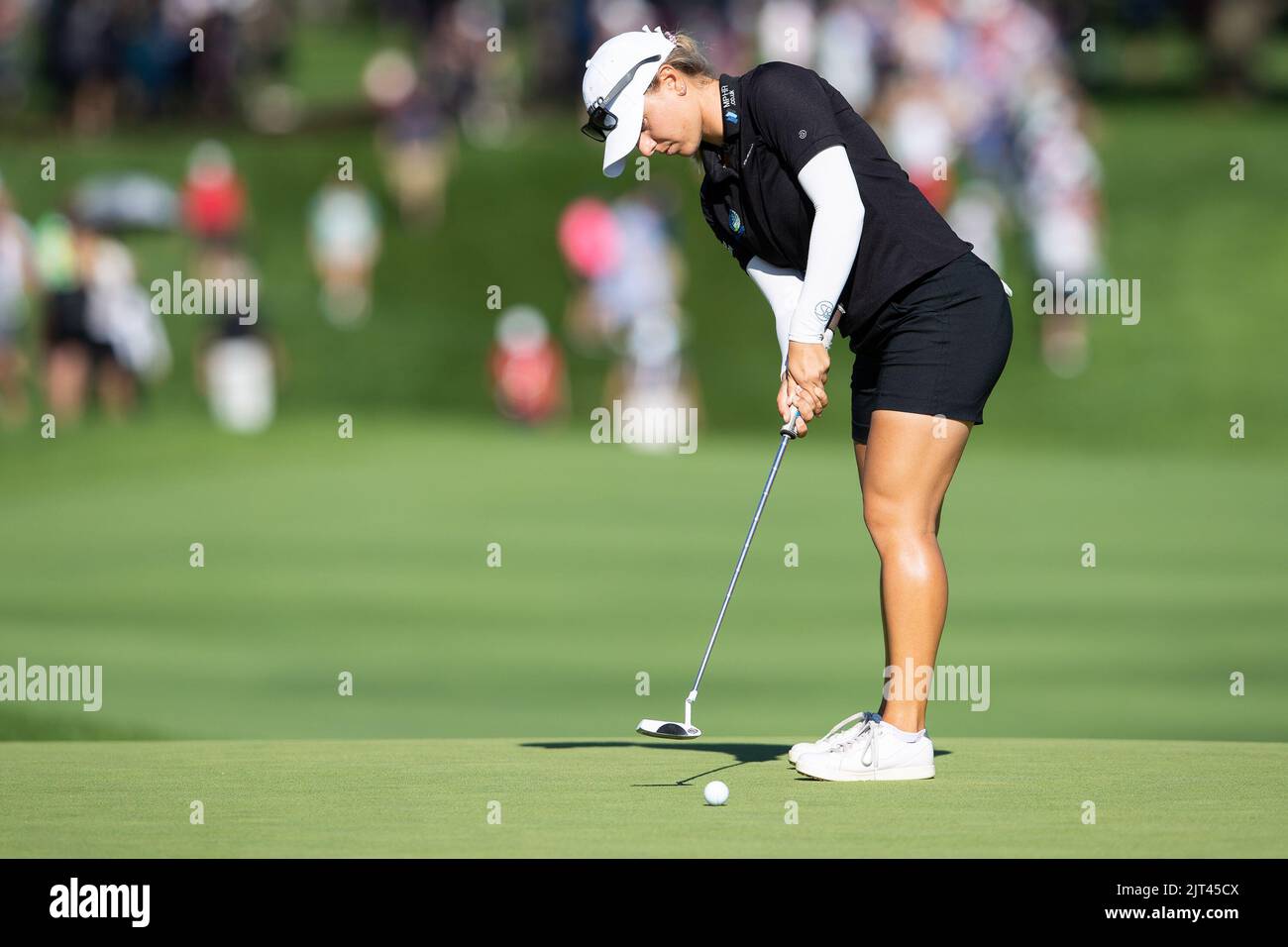 August 27, 2022: Ally Ewing of the United States putts the 18th green ...