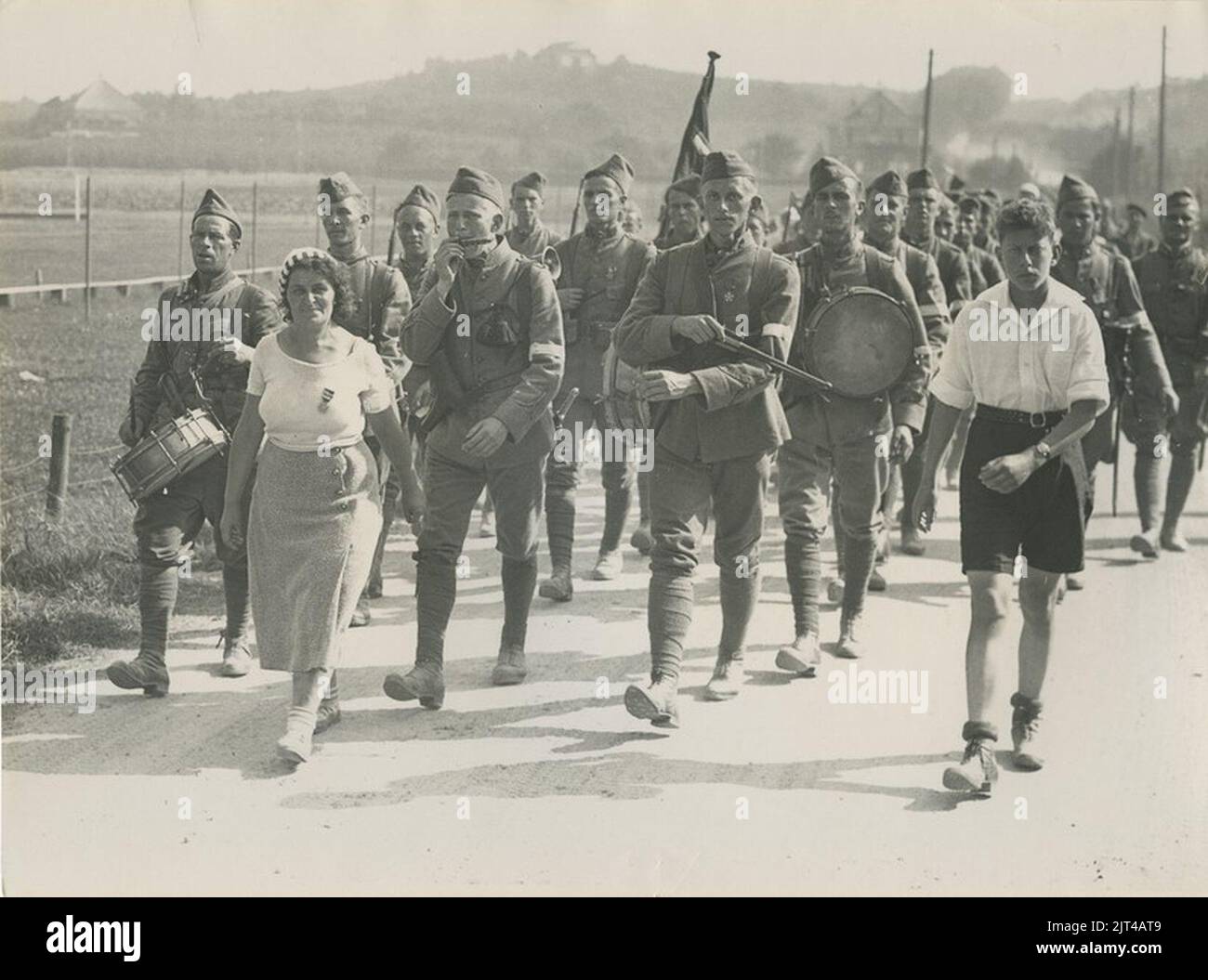 Twee burgers en een detachement Nederlandse militairen op het parcours ...