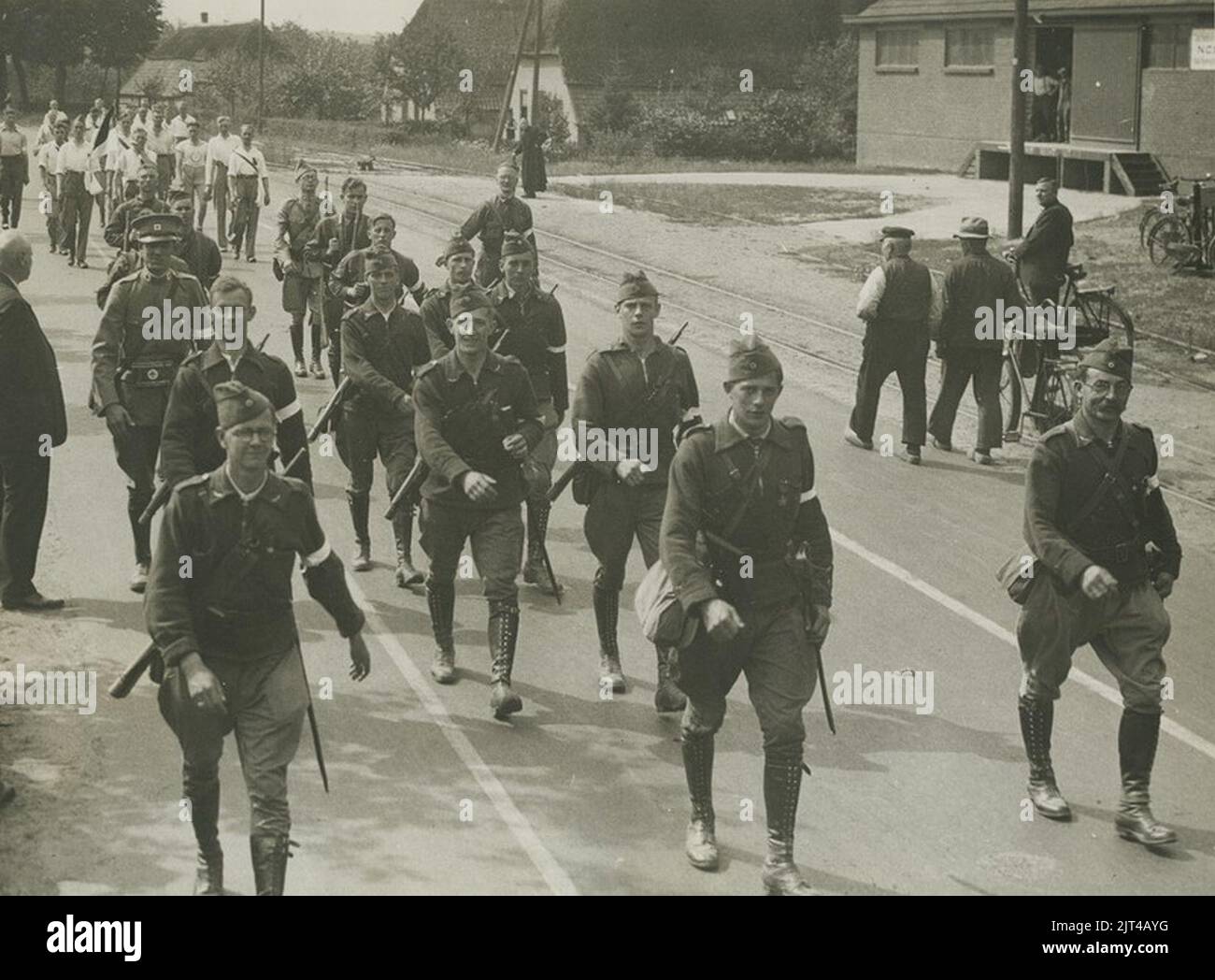 Twee groepen deelnemers onderweg op de eerste dag van de 24e vierdaagse ...