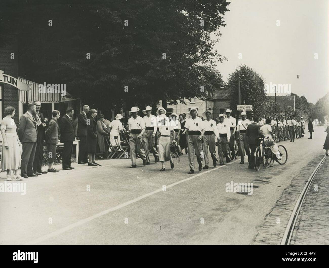 Twee groepen burgerdeelneemers onderweg op de vierde dag van de 26e ...