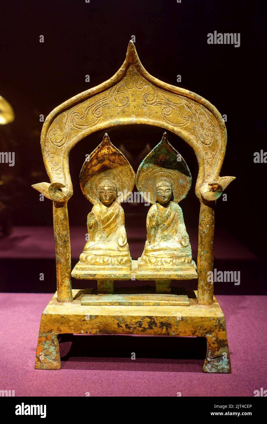 Two buddhas seated side by side, China, Sui dynasty, 609 AD, gilt bronze Stock Photo - Alamy