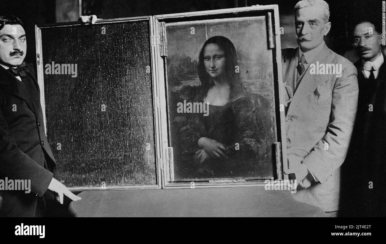 Two men carry the Mona Lisa back to the Louvre in January 1914 Stock Photo - Alamy