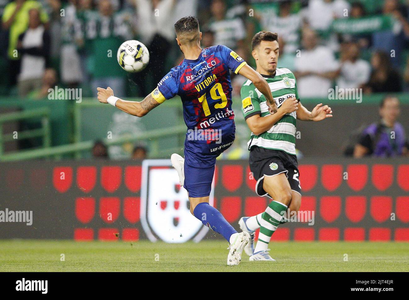 Pedro Goncalves of Sporting CP and Steven Vitoria of GD Chaves during ...