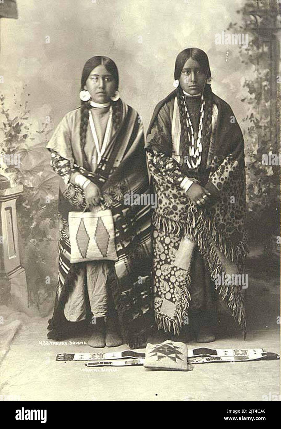 Two Yakama Indian women, Washington, ca 1896 Stock Photo - Alamy