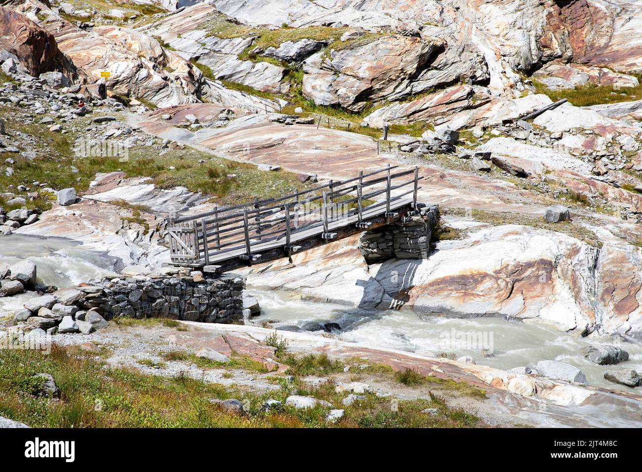 Old wooden bridge over glacier creek on a beautiful Innergschlöss ...
