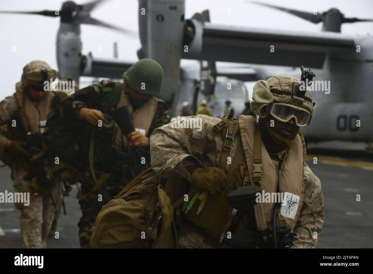 U.S Marines Onload to The USS Wasp for Deployment (27688679903 Stock ...