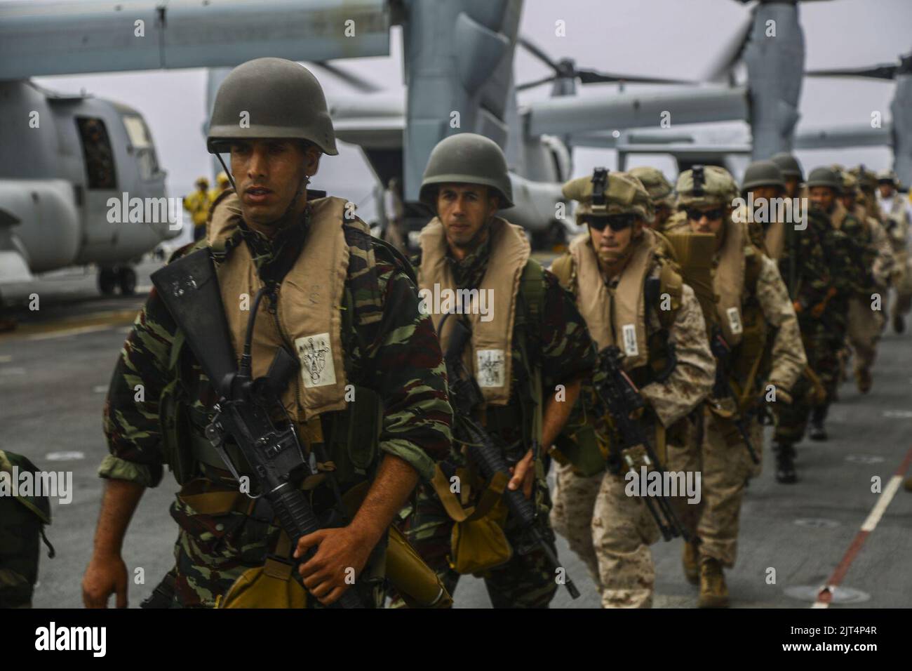 U.S Marines Onload to The USS Wasp for Deployment (28022889910 Stock ...