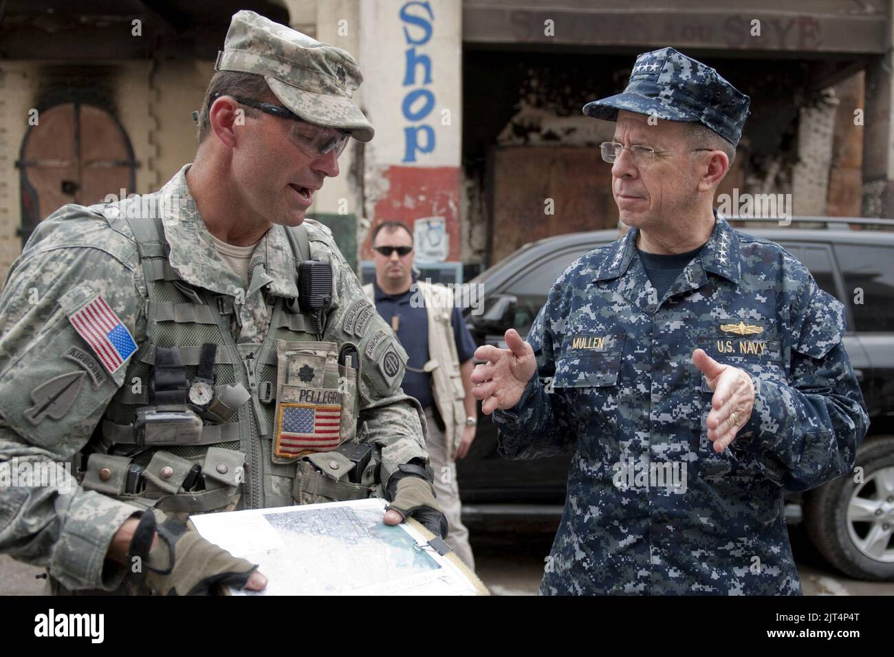 U.S Army Lt. Col. Keith Pellegro & Navy Adm. Mike Mullen Stock Photo ...