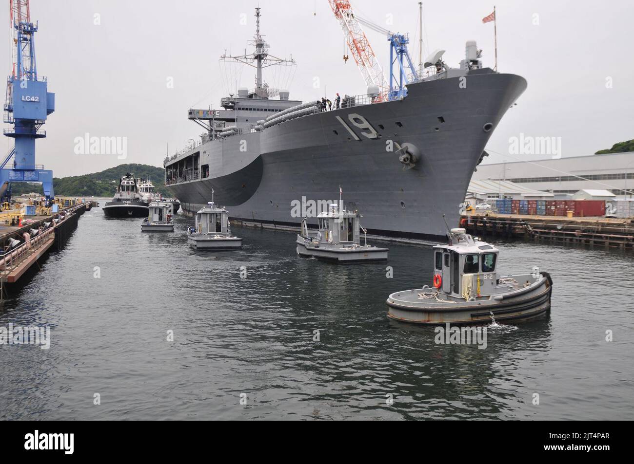 U.S. 7th Fleet flagship USS Blue Ridge (LCC 19) pulls into Dry Dock 6 ...